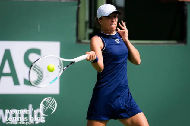 Overview of Iga Swiatek's 2021 Asics tennis shoes and dresses | Women's ...